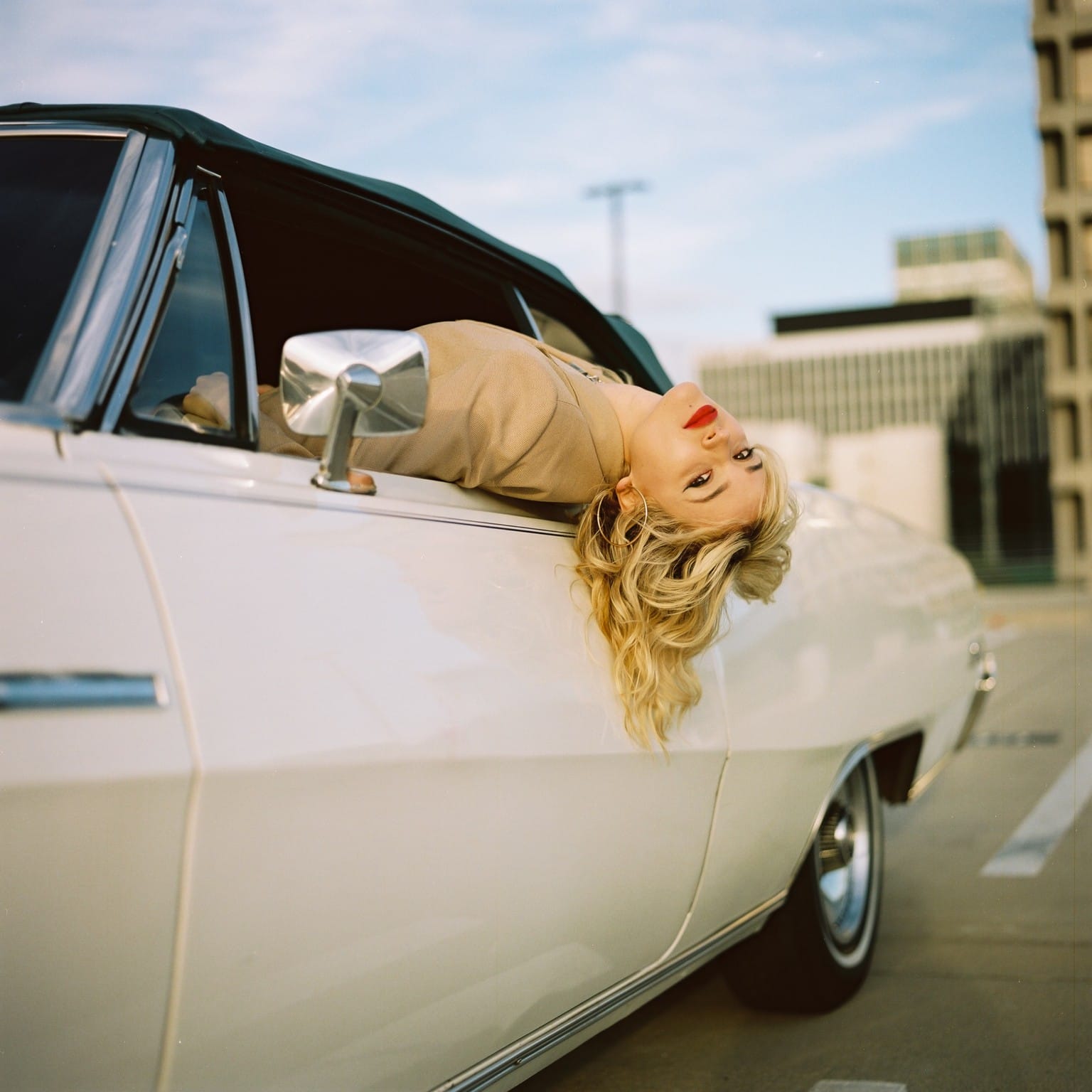 Lolo Zouaï prend la route avec son premier album, "High Highs To Low Lows"