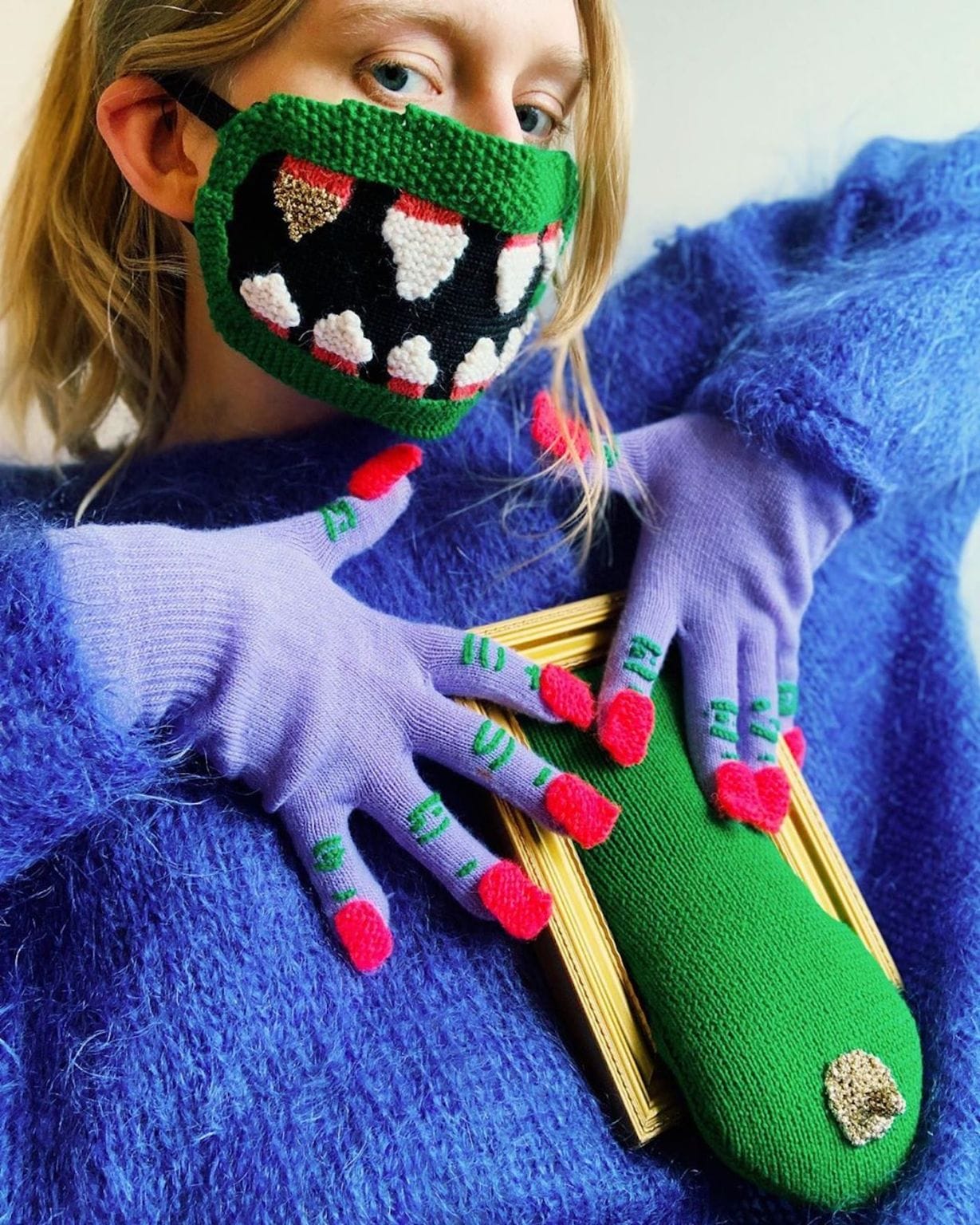 Ýrúrarí revisite avec style les masques de protections grâce au tricot
