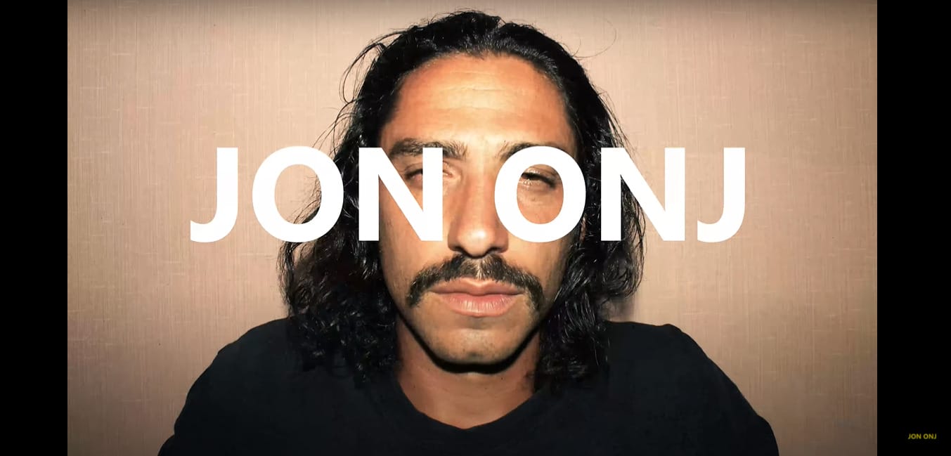 Jon onj décolle avec son nouveau clip "6O minutes on a plane"